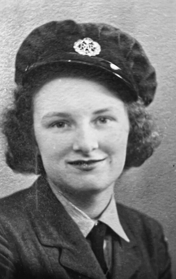 Emotional moment WW2 veteran, 102, visits grave of fiance 81 years ...