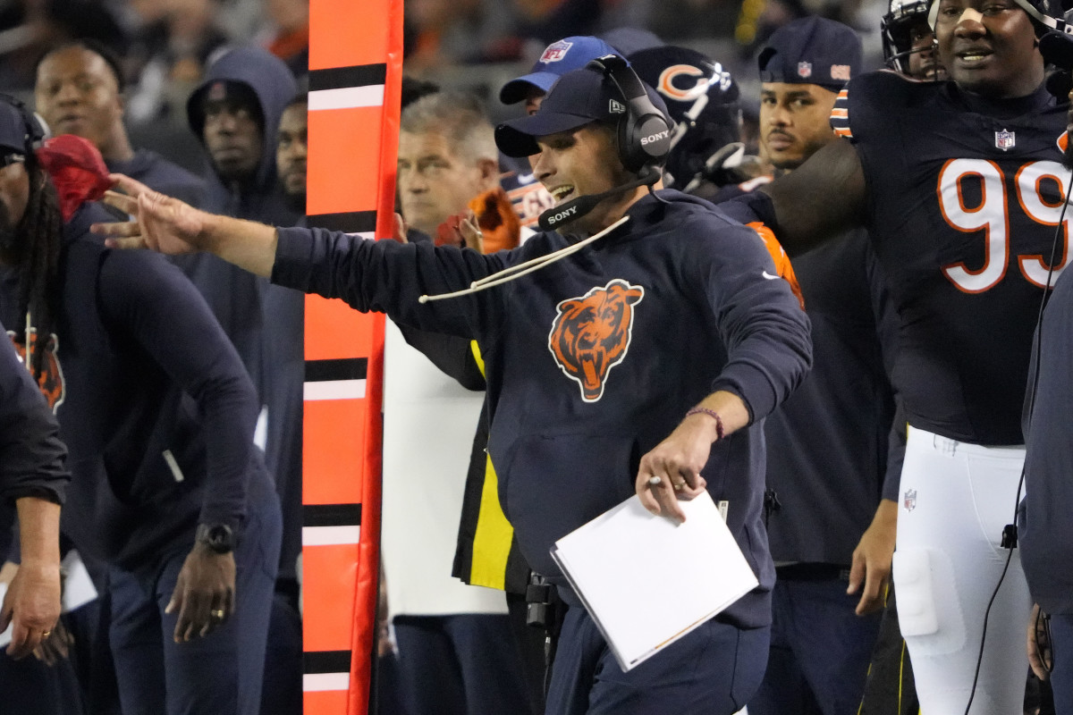 Former NFL player lights up refs for awful penalty call that really hurt the Bears in tough Week ...