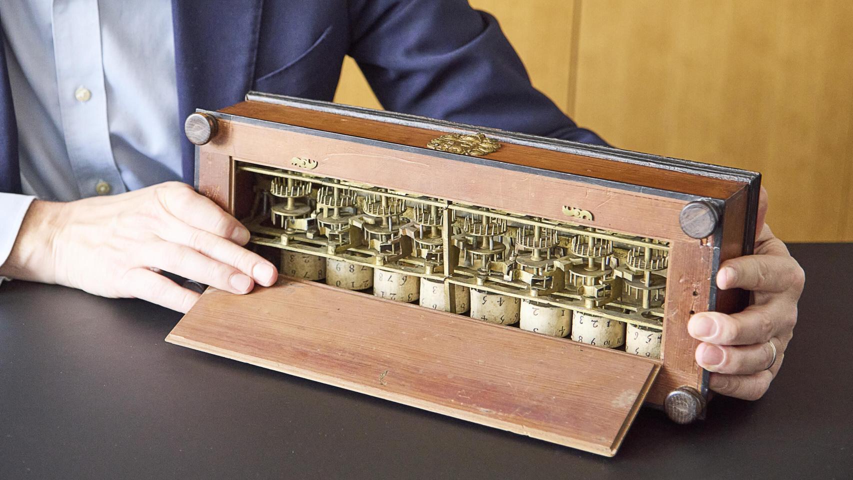 La primera calculadora de la historia, inventada por Pascal en el siglo ...