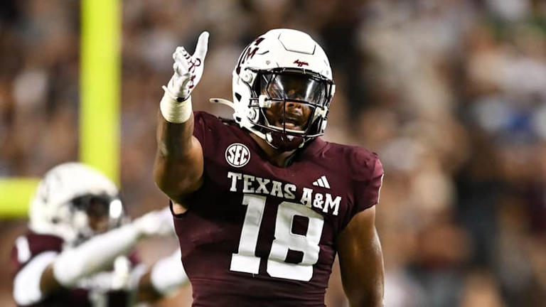 Texas A&M DE Cashius Howell Earns Award After Impressive 3-Sack Drive