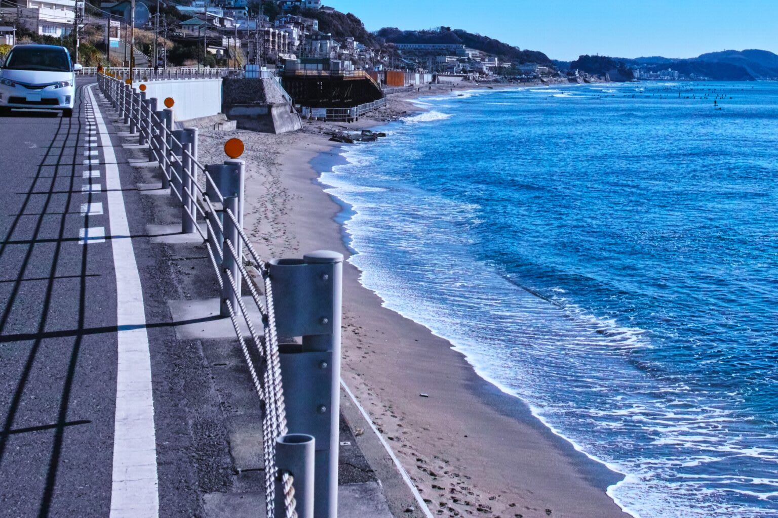 BMWが海水浴場に進入し『スタック』JAFを呼ぶも断られ “4時間以上” 海水に浸かり動けず ネットでコメント殺到「たぶんFRでしょ？砂の上 ...