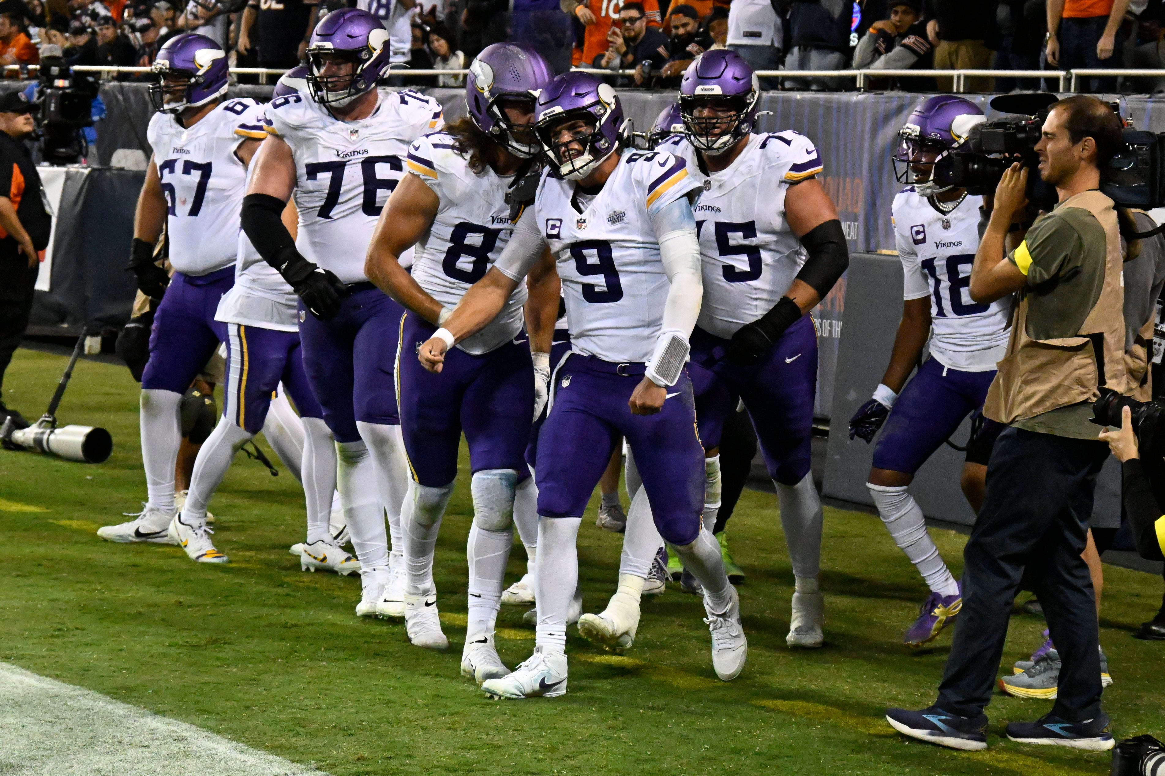 Vikings new interior offensive line struggles in Week 1 against the Bears