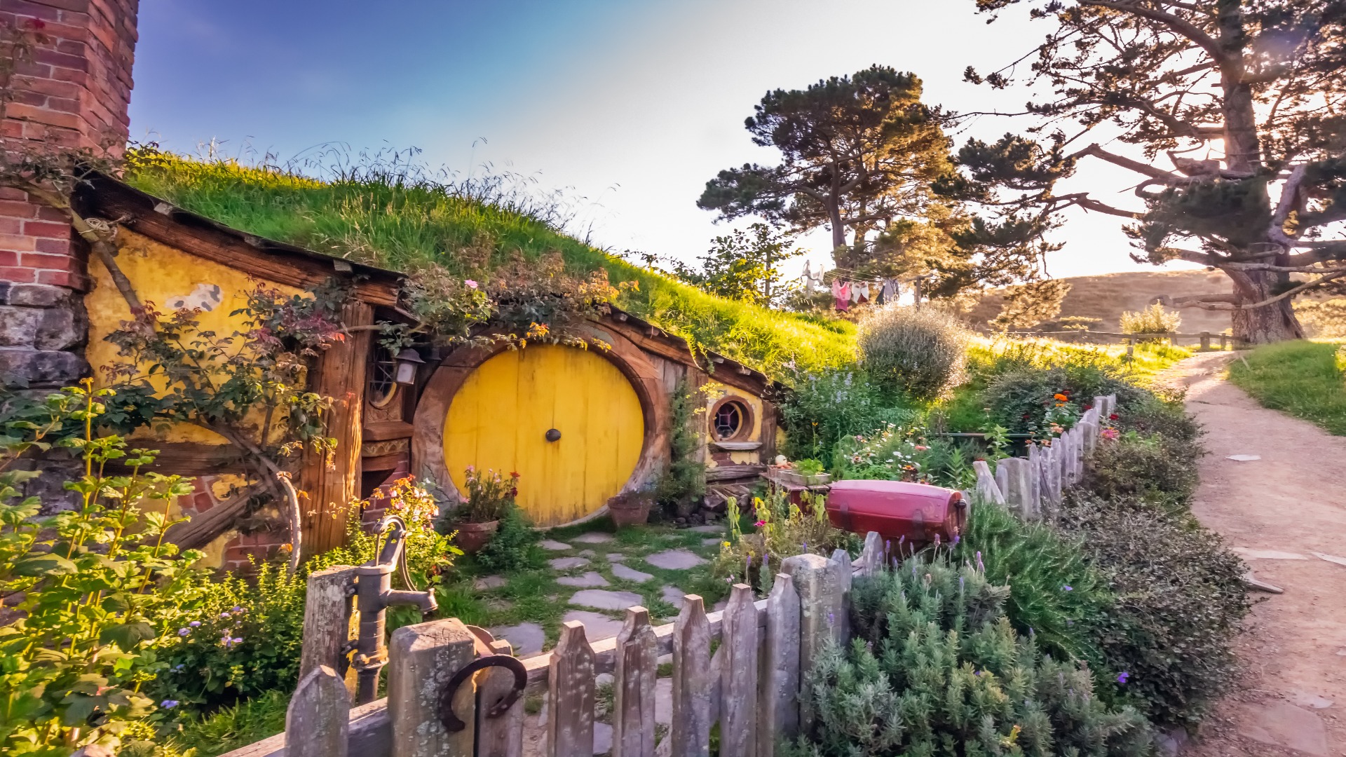 14 Hobbit-Style Homes That Could Inspire Unique Design Ideas