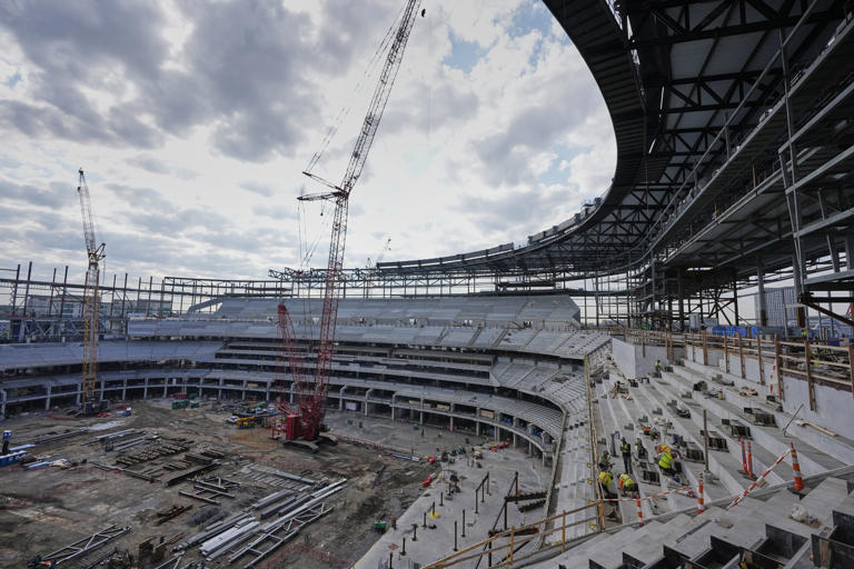 Titans reach halfway point of construction on new enclosed stadium
