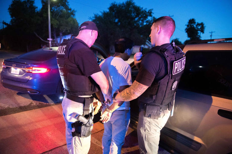 ICE Houston arresta a 822 inmigrantes criminales en una operación de ...