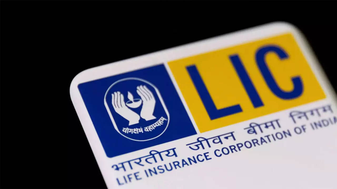 When will LIC AAO admit card 2025 be available on licindia.in? Here’s ...