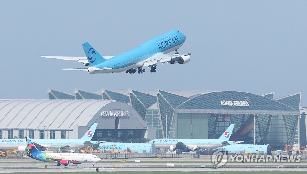 Chartered plane departs Incheon airport for U.S. to bring home detained ...