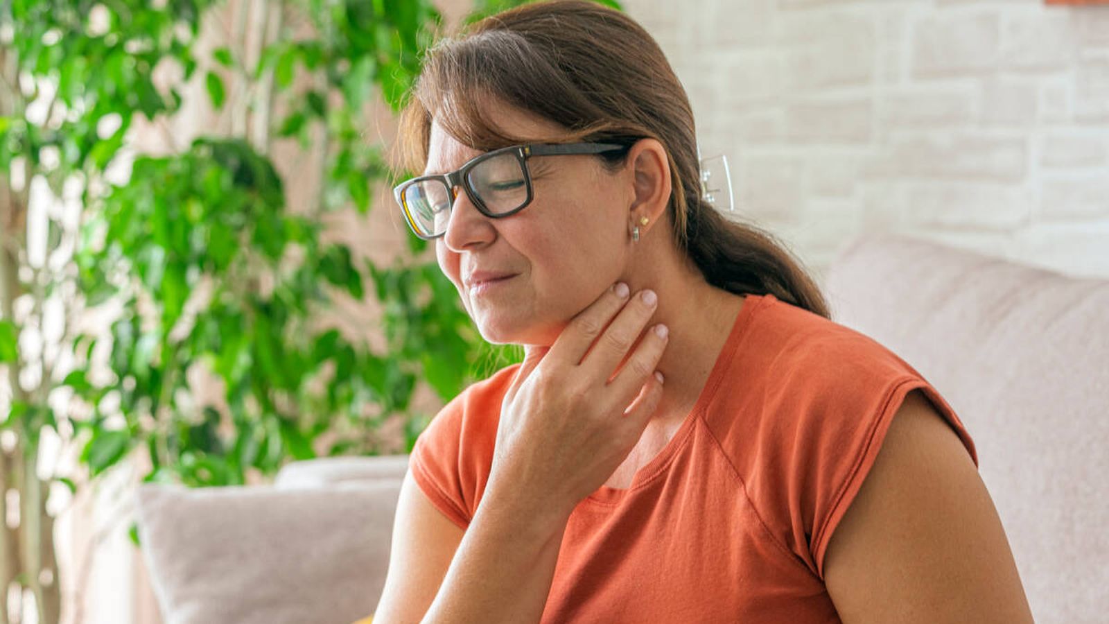¿Es solo un dolor de garganta o puede ser una amigdalitis?