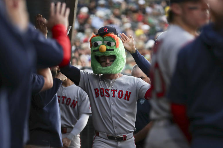 Red Sox 1B Romy Gonzalez leaves game against Athletics due to left knee ...