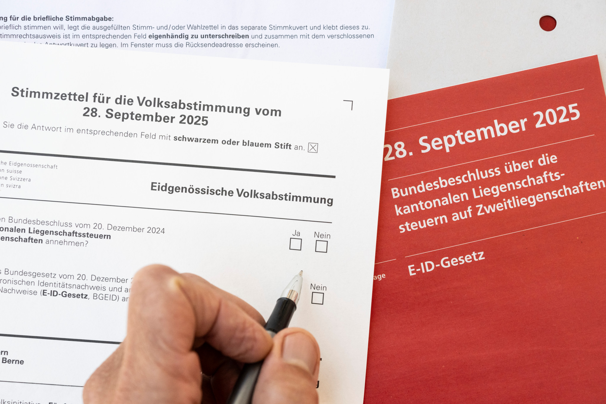 Eigenmietwert-Abschaffung und E-ID – wie stimmen Sie ab?