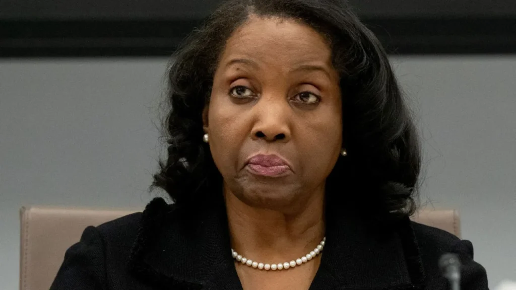 Jueza frena temporalmente remoción de Lisa Cook