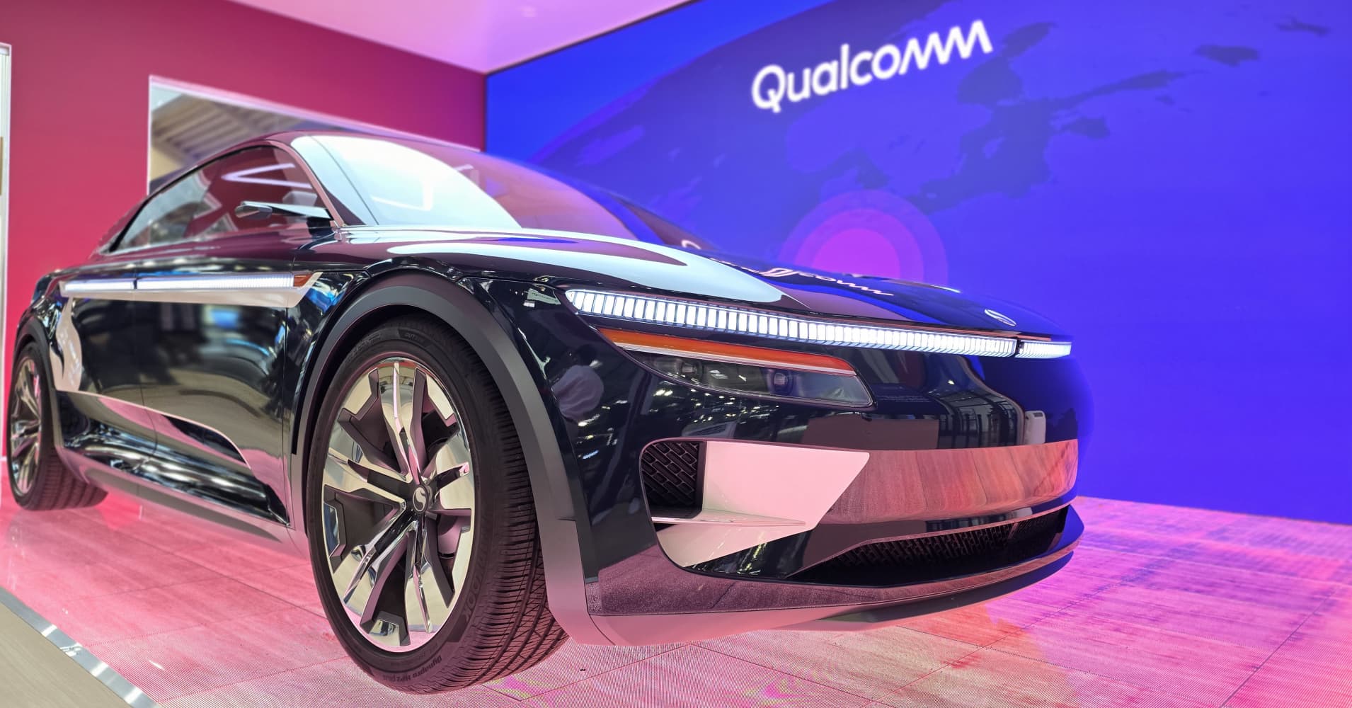 Qualcomm unveils driverless tech with BMW, sees 'domino effect' of ...