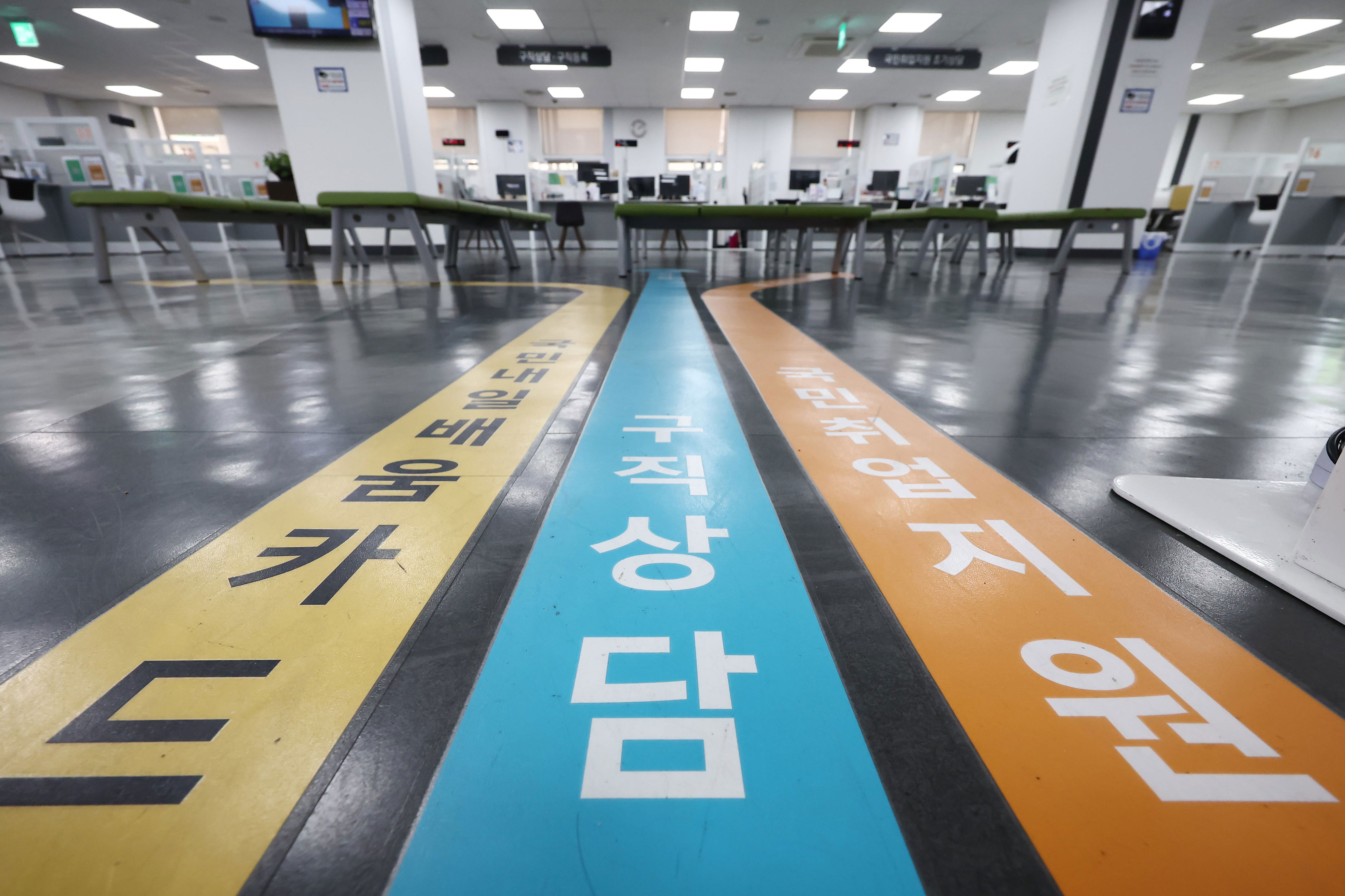 Unemployment benefits for voluntary leavers, youth age limit 34