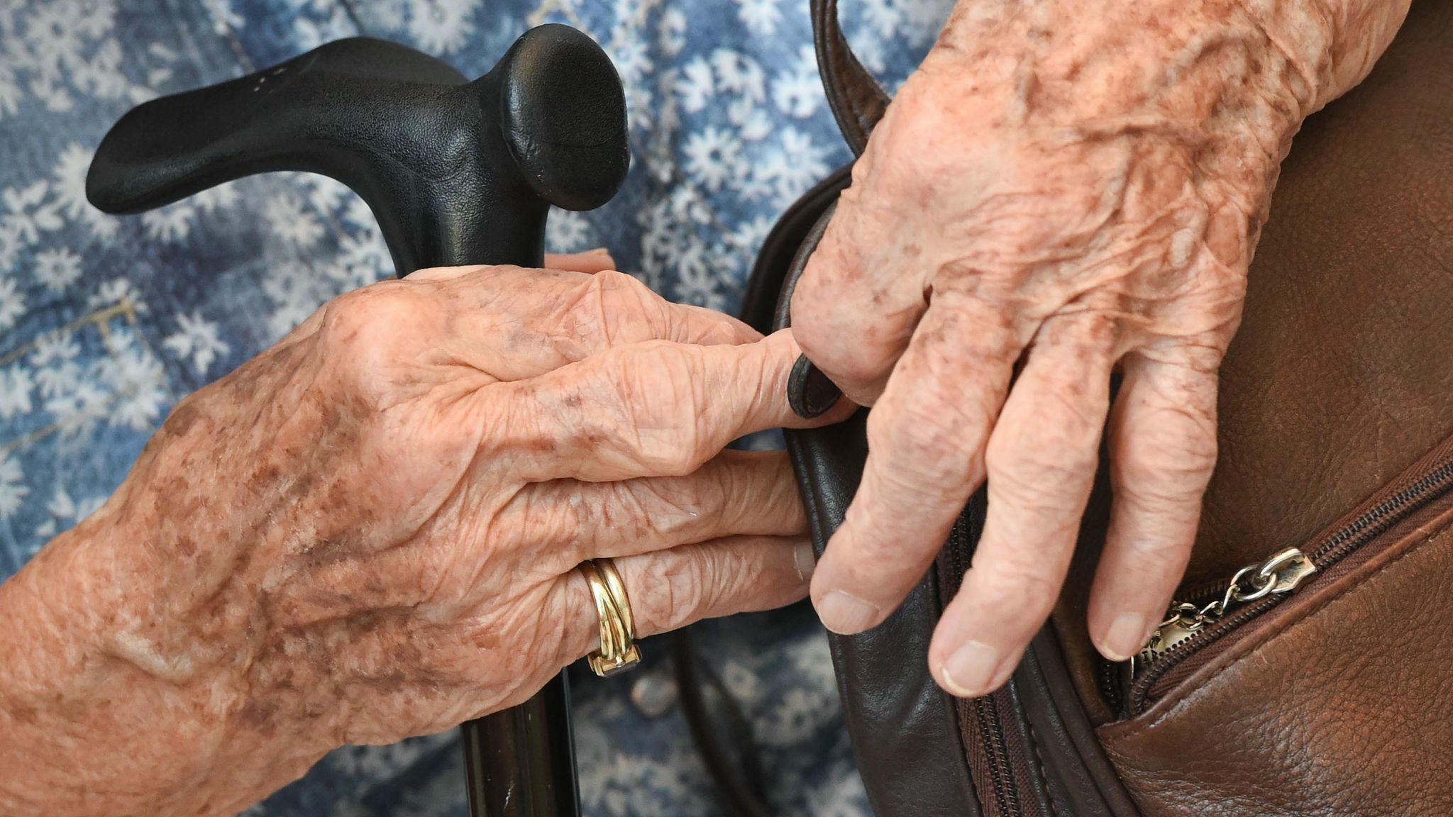 Fiese Masche: Seniorin hilft kleinem Jungen und wird bestohlen