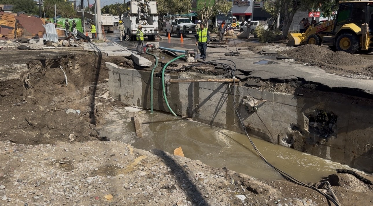 Explosión de tubería de agua causa daños a vehículos y comercios en Tijuana