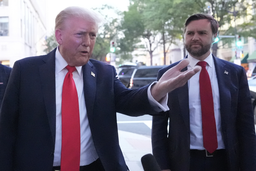 Trump dines at a restaurant near the White House to promote his federal ...