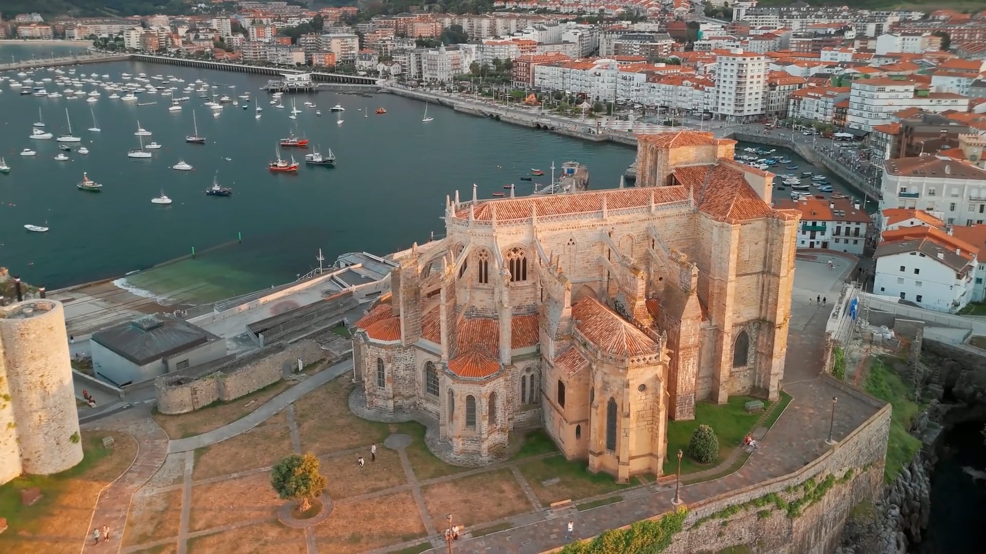 Dronebilder av Castro Urdiales: Spanias kantabriske kystskjønnhet