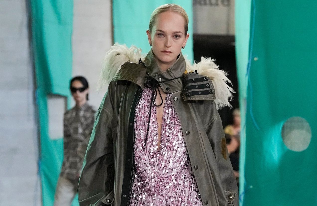 Oversized, cool et ultra stylé : ce manteau des années 2000 qu’on va ...