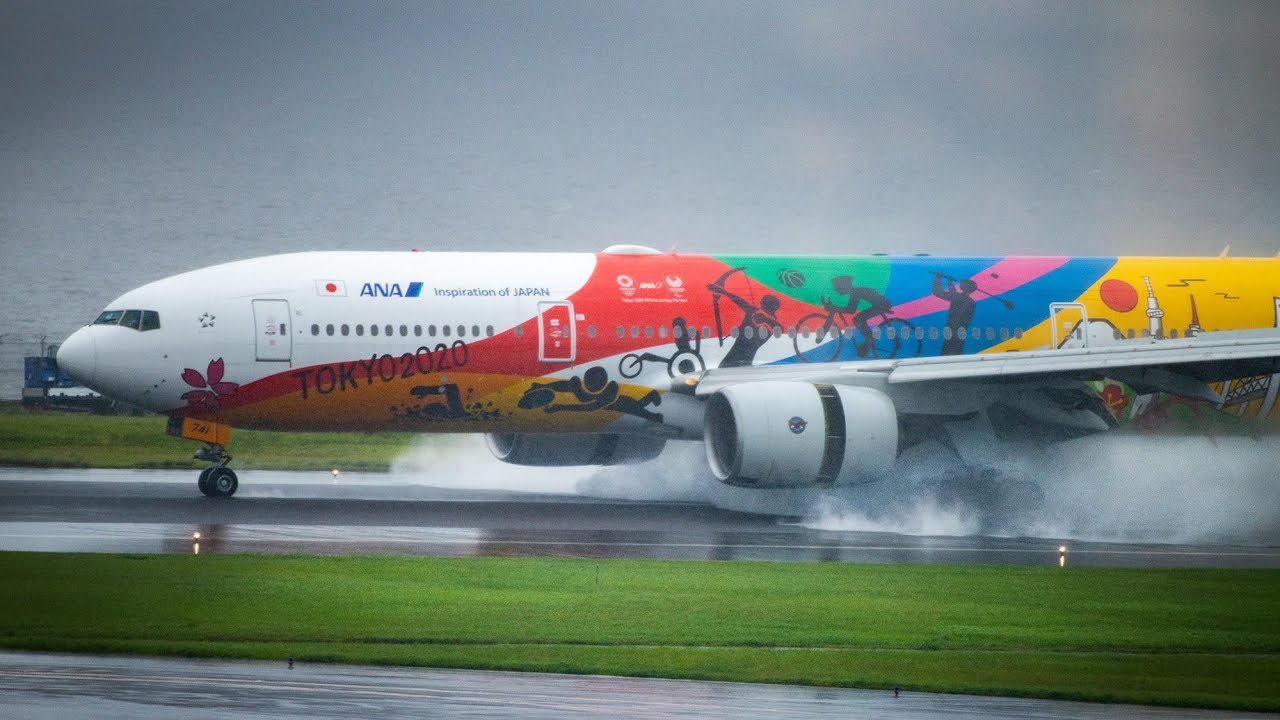 Planespotting in Heavy Rain – Jets Battle Wet Runways in Extreme Weather