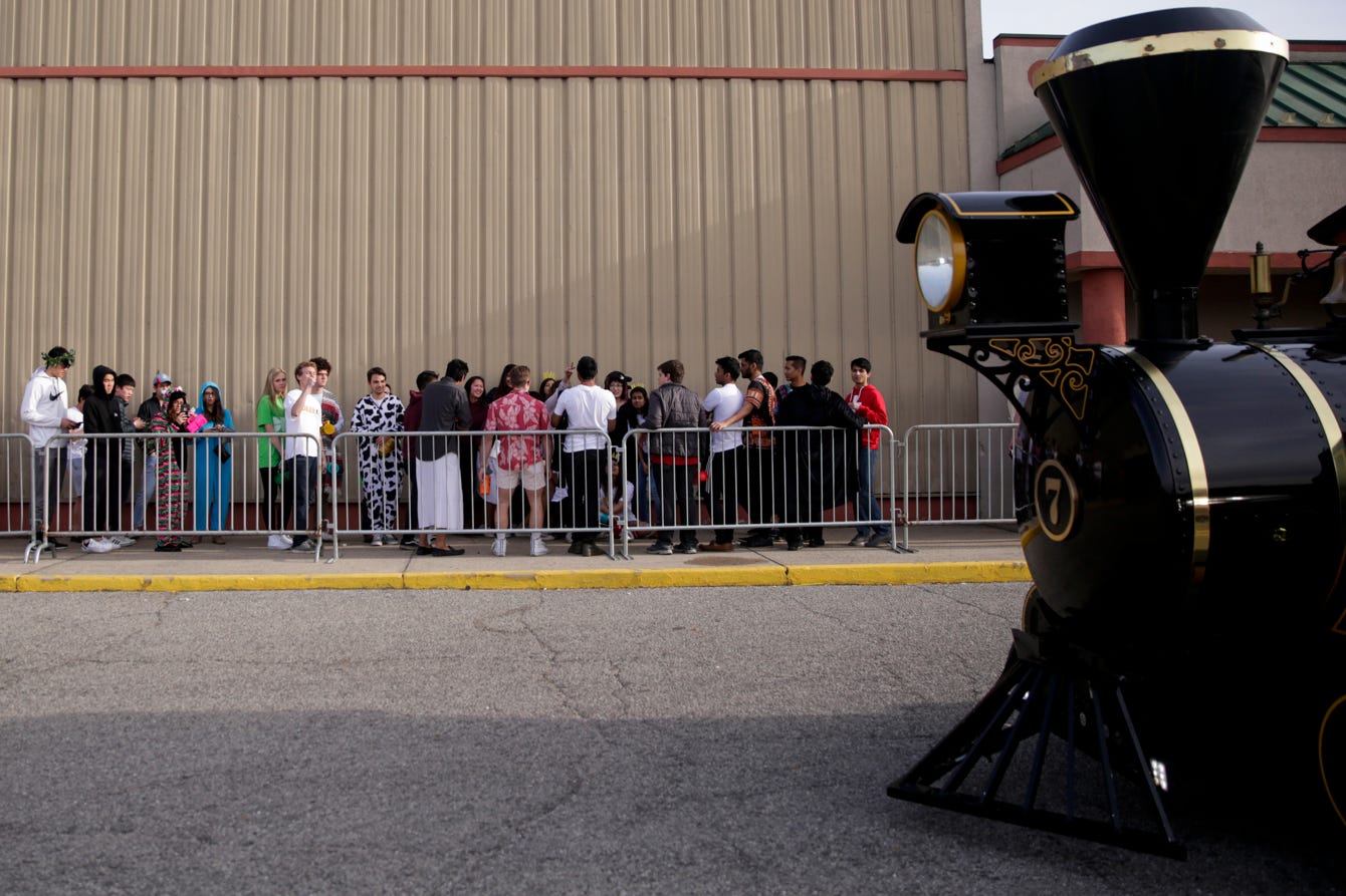 'Spending Time': Tradition of bar crawls for Purdue students revived ...