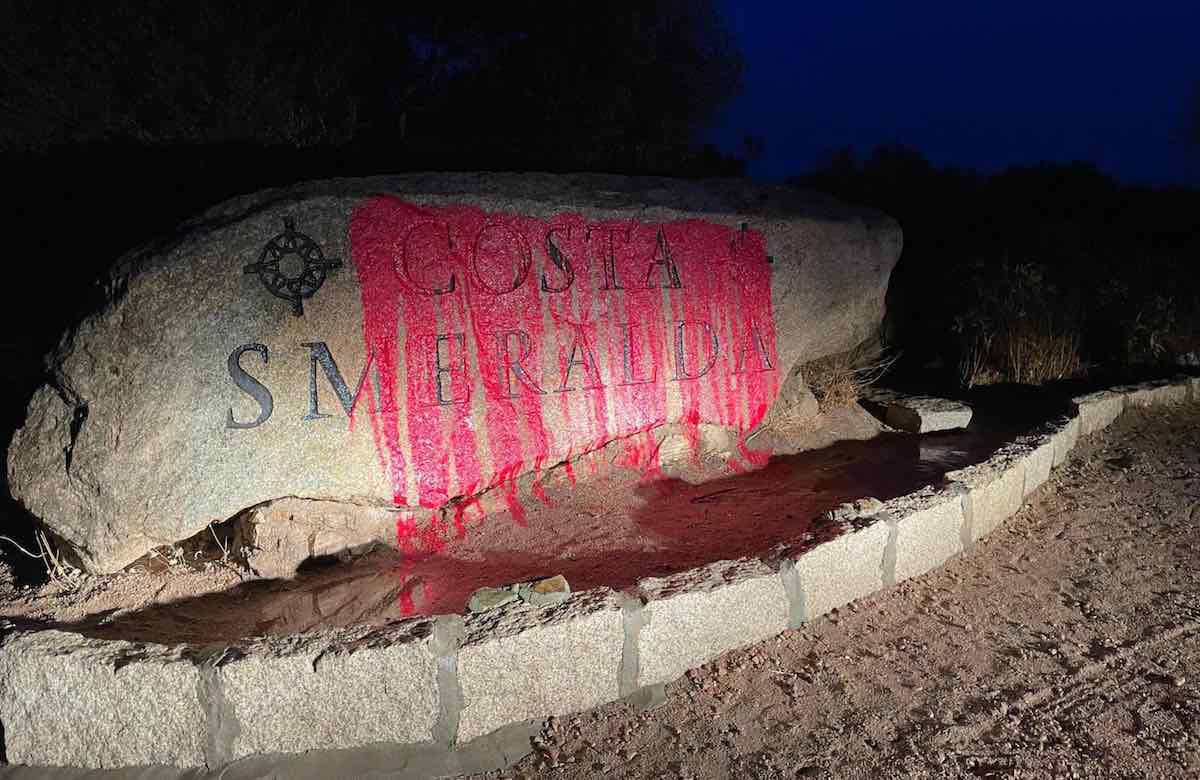 Vernice rosso sangue sulla roccia della Costa Smeralda: le proteste ...