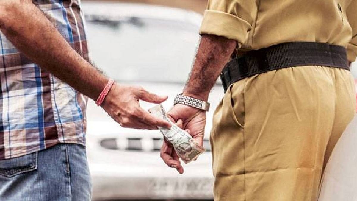 Caught accepting bribe, Delhi cop tosses money in air; bystanders flee ...