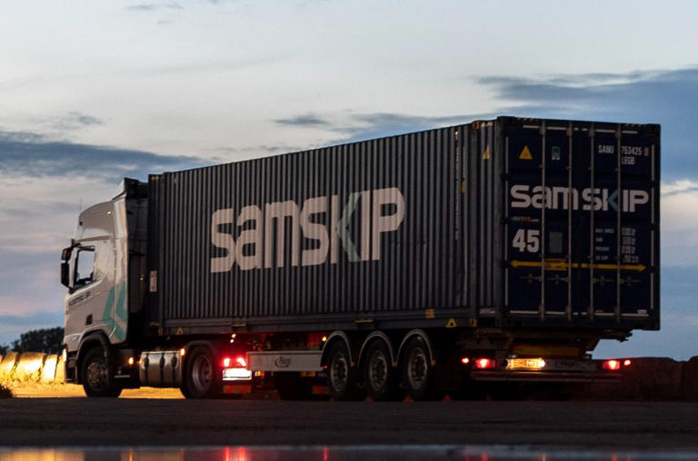 M1 lorry rescue: Brave trucker springs into action to heroically save ...