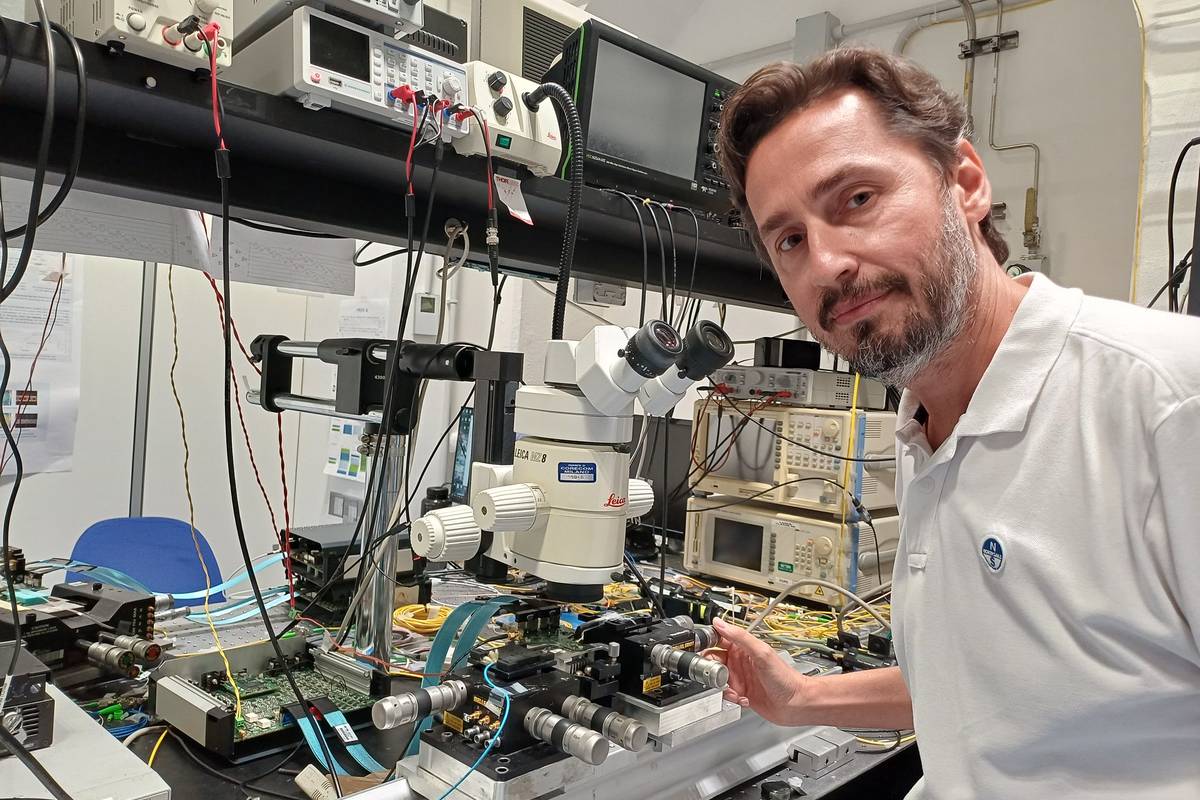 Chip fotonici e reti neurali fisiche: l’intelligenza artificiale guarda ...
