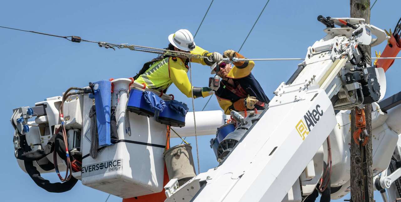 Hundreds of Connecticut power outages reported Monday as high winds persist