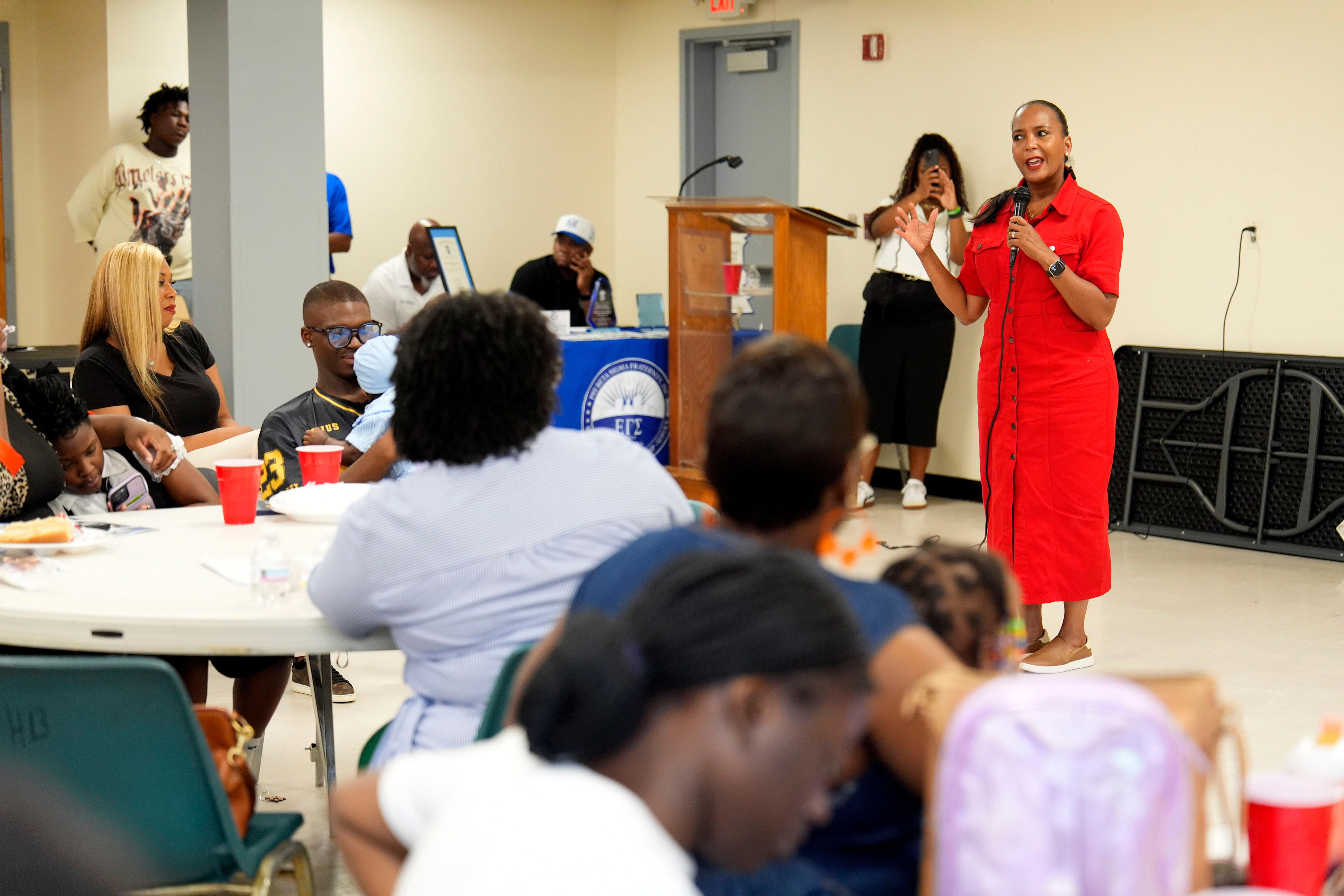 Photos: Former Atlanta mayor and candidate for Georgia governor comes ...