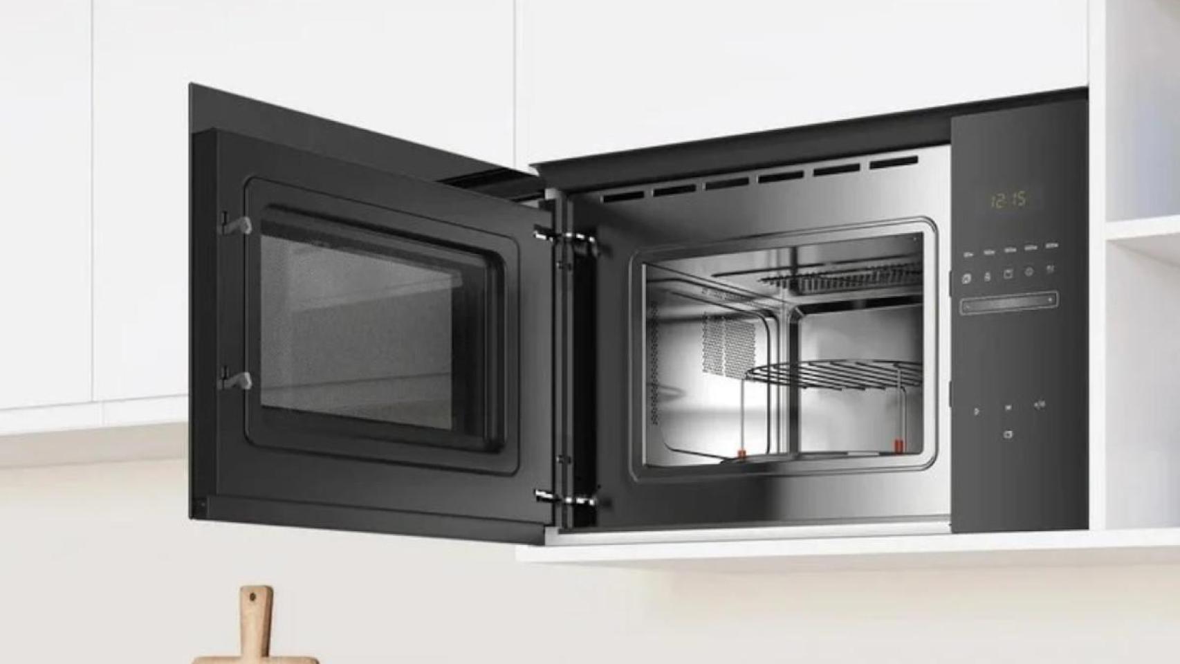 Este microondas integrable de Balay tiene grill, 8 modos preconfigurados, se limpia solo y está ...