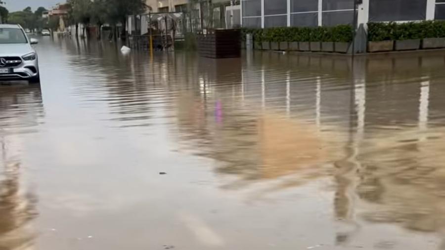 Alghero sott’acqua per la pioggia: anziani soccorsi nelle abitazioni ...