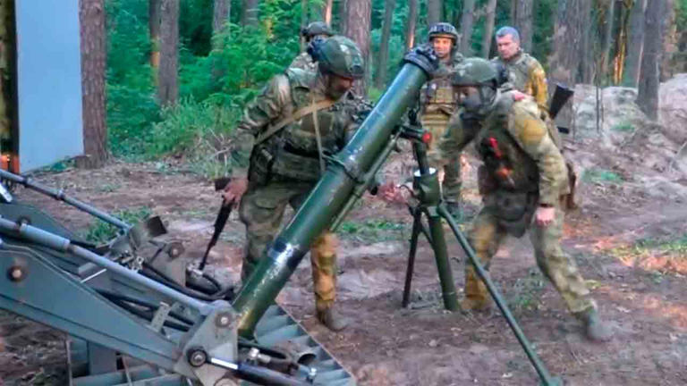 Video: Russen ontwikkelen 120 mm zelfrijdende mortier gebaseerd op de ...