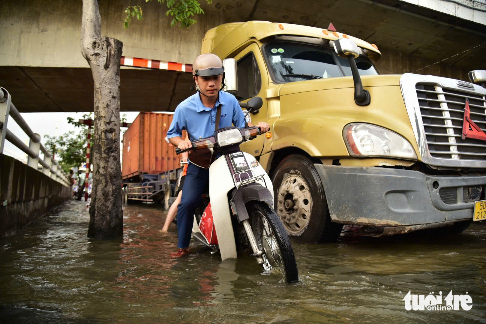 Triều cường đạt đỉnh, người dân TP.HCM lại bì bõm giờ tan tầm