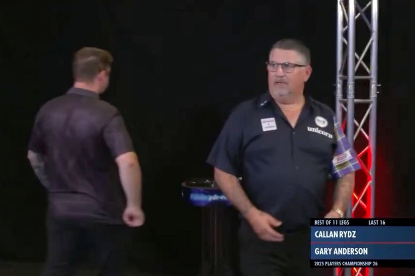 Gary Anderson shows off incredible sportsmanship and busts his score ...