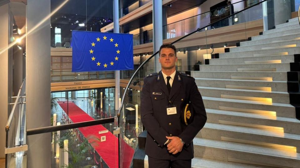 «Έμπνευση για όλους»: Η Ούρσουλα φον ντερ Λαιεν τίμησε 'Ελληνα πυροσβέστη