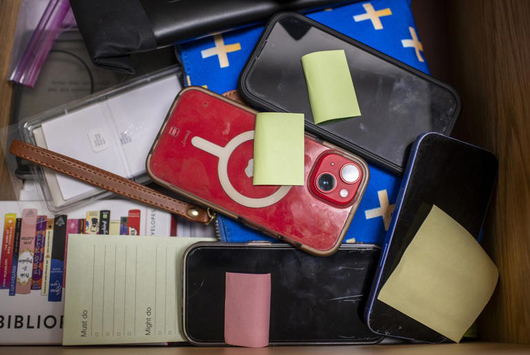 Texas educators praise new school cellphone ban