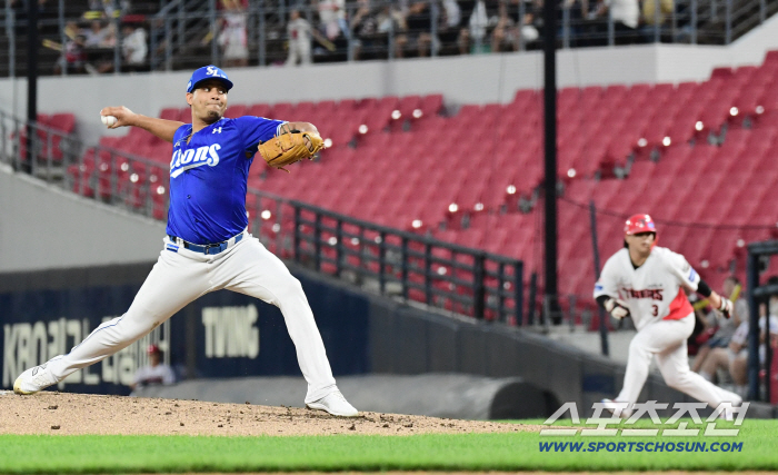 Karabito throws fast over the first base runner