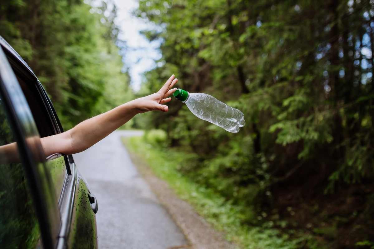 Gettare rifiuti dall’auto costa caro, fino a 18.000 euro di multa