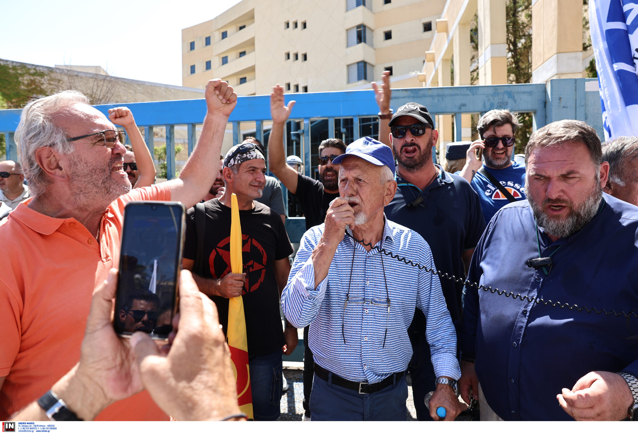 Ταξί: Συγκέντρωση και πορεία προς το υπουργείο Μεταφορών – Δείτε ...