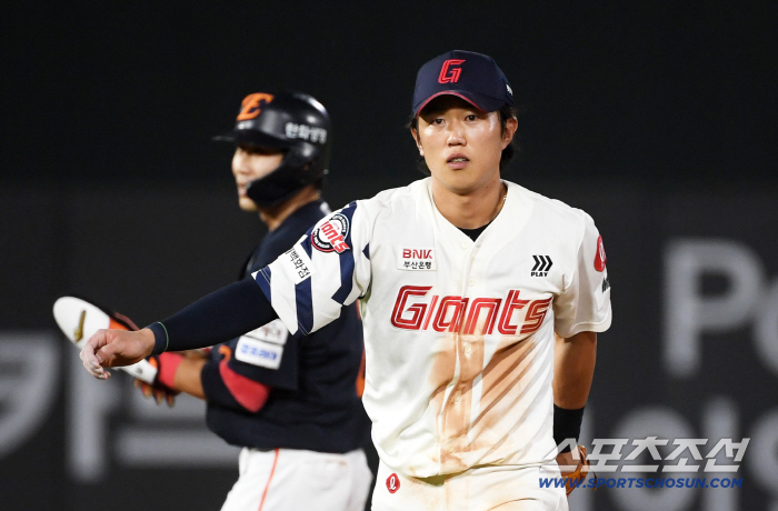 Shortstop Jeon Min-jae who stole second base and erased Shim Woo-joon