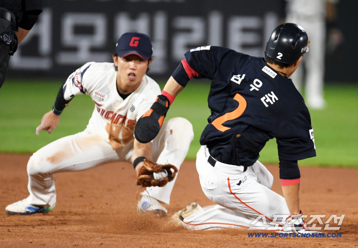 Shortstop Jeon Min-jae who stole second base and erased Shim Woo-joon