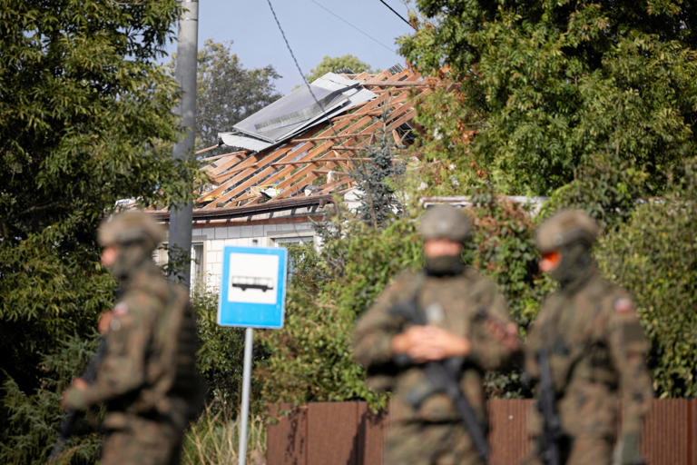 Πολωνία: Εικόνες από τα κατεστραμμένα ρωσικά drones και «συντρίμμια ...