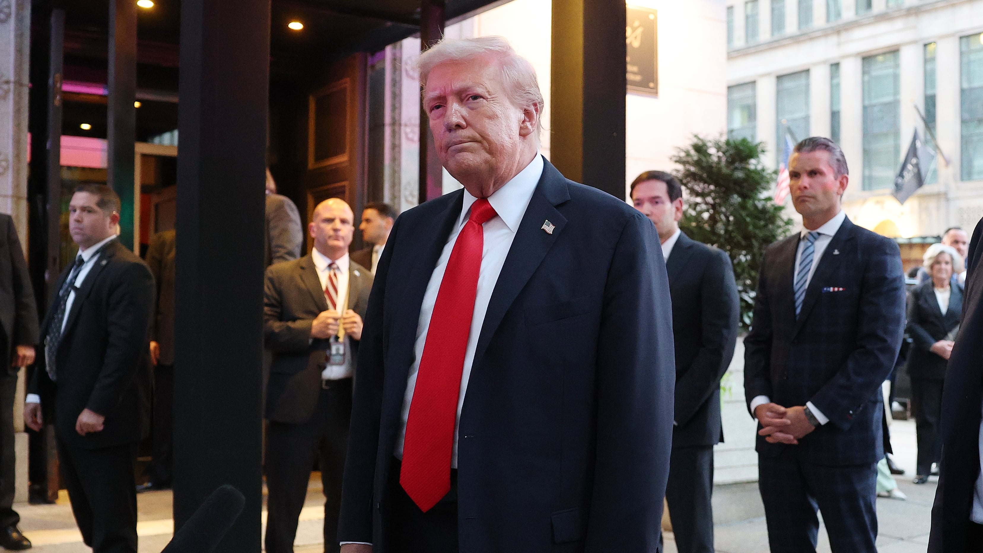 Trump Self-Soothes With Late-Night Message to a Fan After Dinner ...