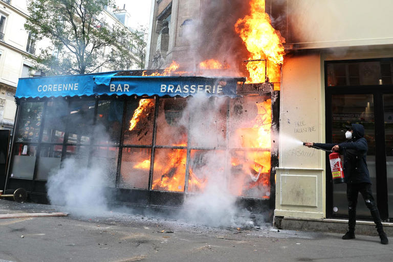 Les images impressionnantes d’un immeuble en feu au cœur de Paris ...