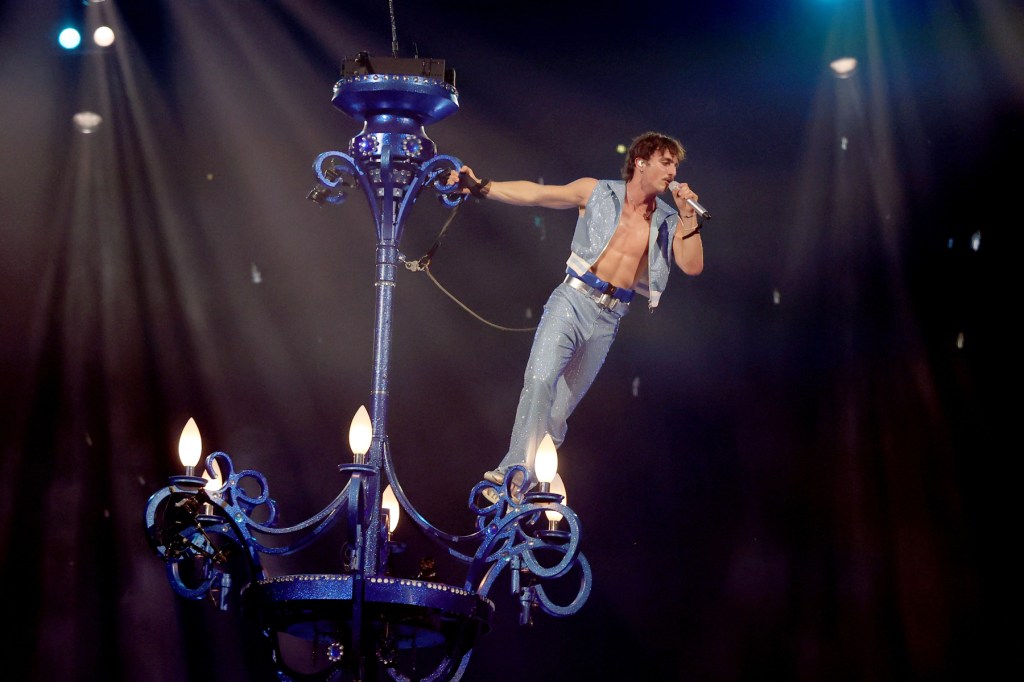 Benson Boone Belts Jason Isbell's ‘Cover Me Up' at Nashville Concert