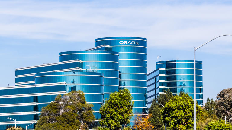 Oracle's 'truly awesome' quarter stuns Wall Street, sending stock up 40 ...
