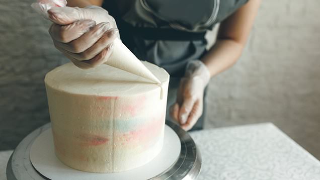 Baby gives sister fierce death stare for touching her cake