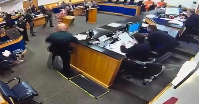 'Chaos in the courtroom': Video shows man ﻿lunge toward judge in ...