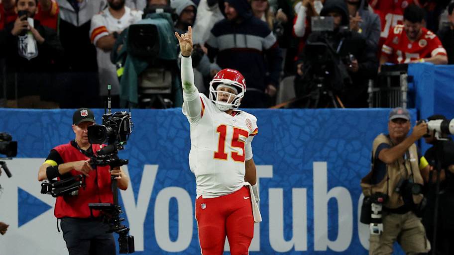 Chiefs' Patrick Mahomes Takes Big Hit Heading into Week 2